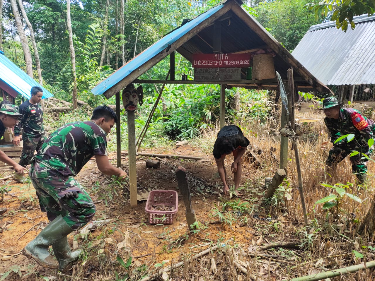 Satgas TMMD Kodim Ketapang Peduli Lingkungan – SuaraIndo.id Satgas TMMD Kodim Ketapang Peduli Lingkungan – SuaraIndo.id