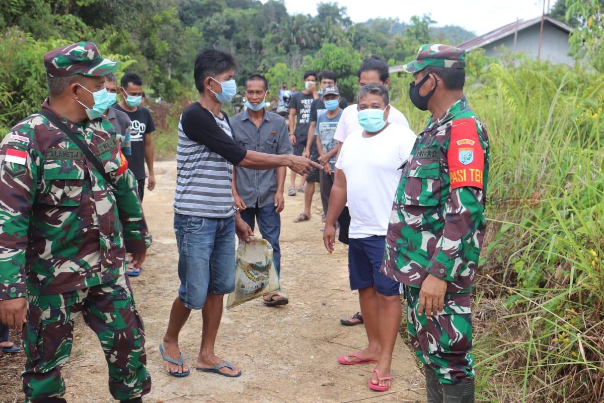 Keakraban TNI dan Warga Di Lokasi TMMD Ke 110 Kodim 1206/PSB - SuaraIndo.id Keakraban TNI dan Warga Di Lokasi TMMD Ke 110 Kodim 1206/PSB - SuaraIndo.id