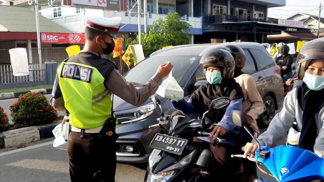 Pak Polisi Ini Bagi-bagi Takjil kepada Pengendara – SuaraIndo.id