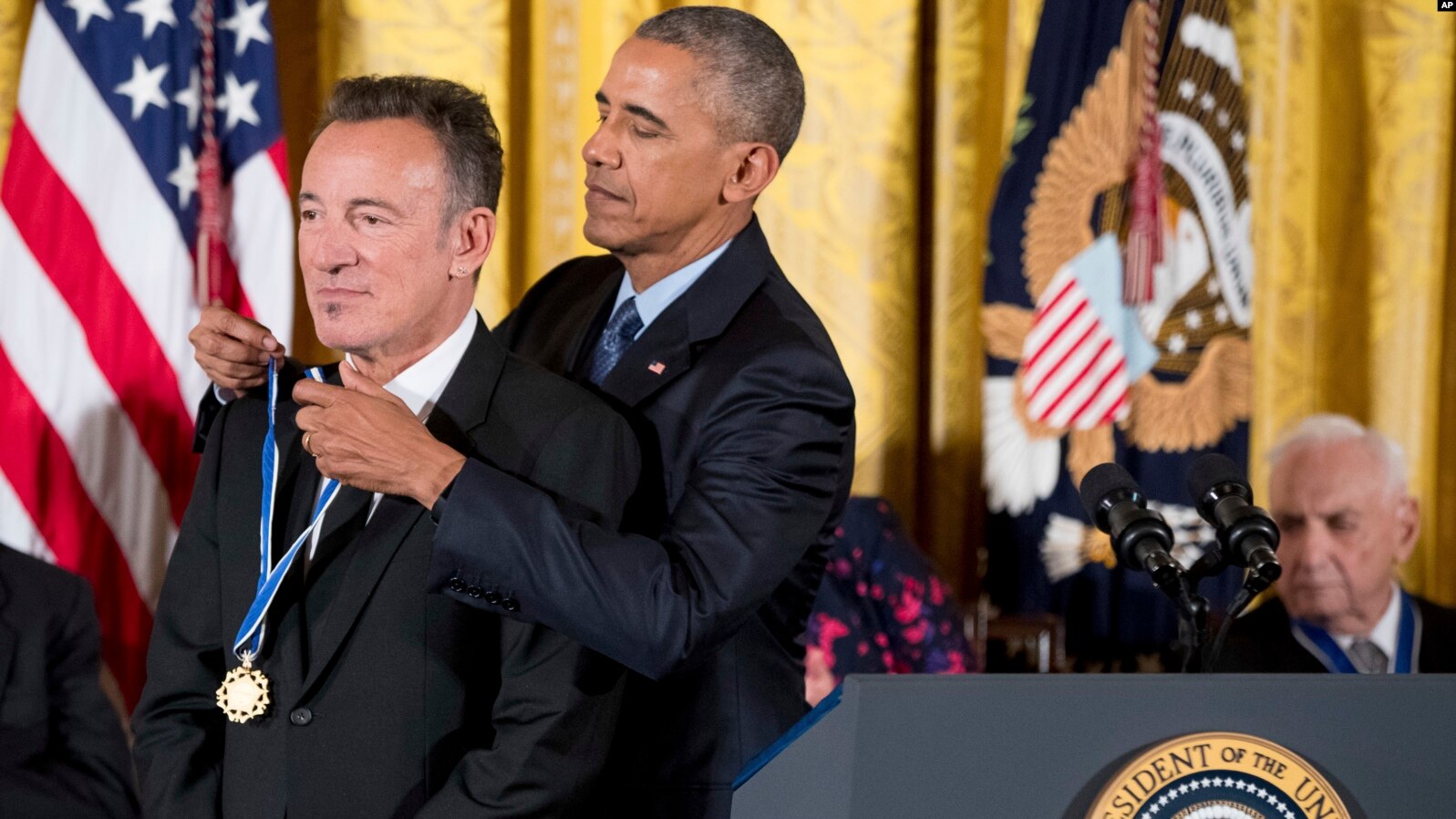 Obama-Springsteen Siap Luncurkan “Renegades” Oktober – SuaraIndo.id
