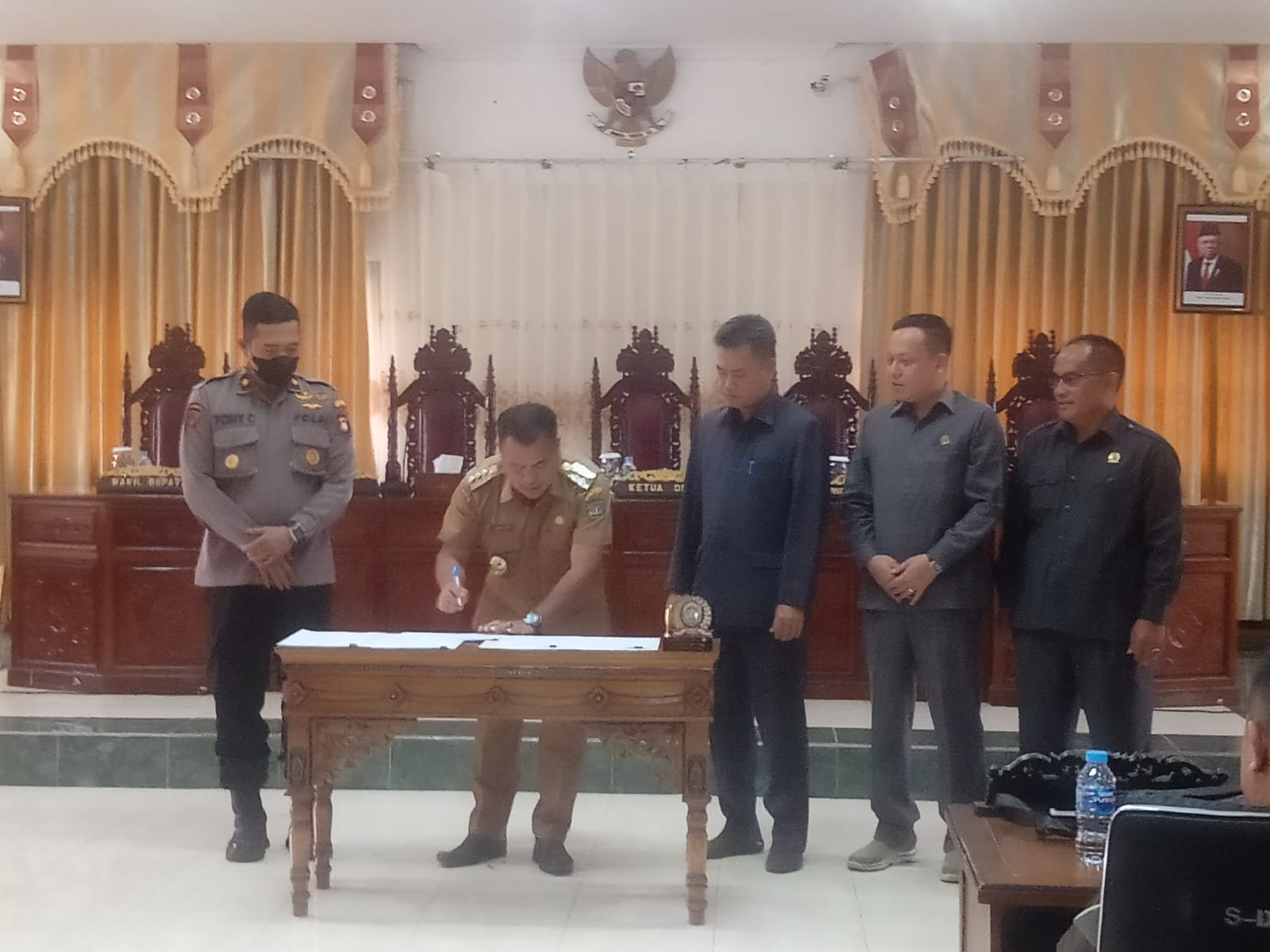 Pemkab-DPRD Sekadau Teken Nota Kesepakatan KUA-PPAS Perubahan APBD 2022 – SuaraIndo.id