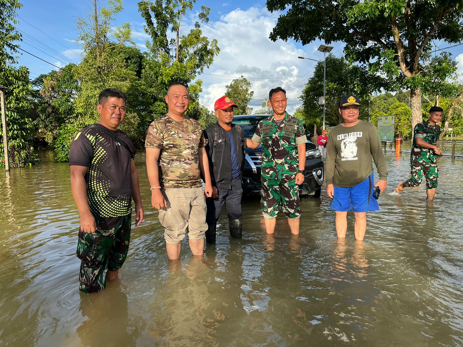 Sekda Ketapang Turun Langsung ke Lokasi Banjir – SuaraIndo.id