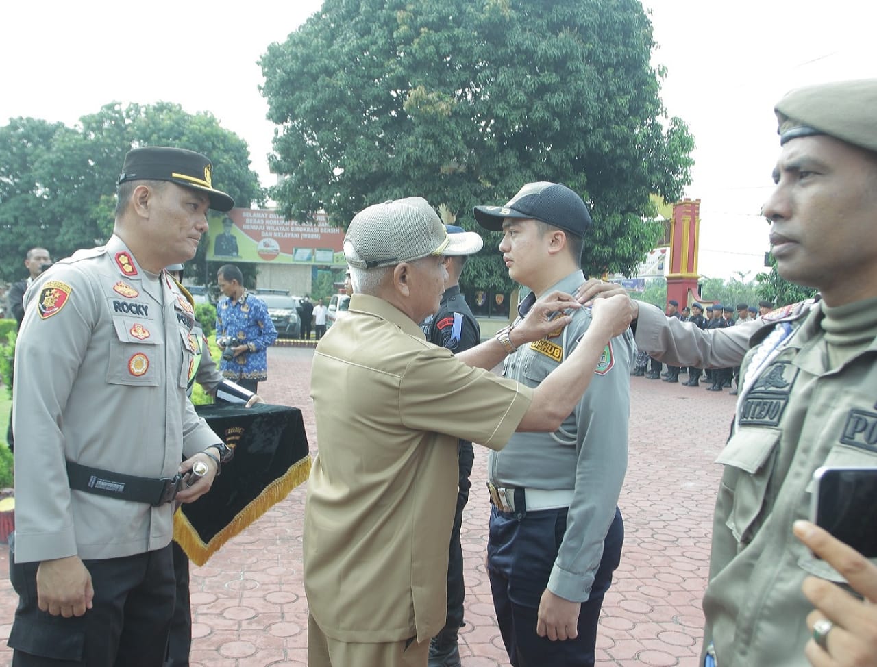 Bupati Surya Pimpin Apel Pasukan Operasi Ketupat Toba 2023 – SuaraIndo.id