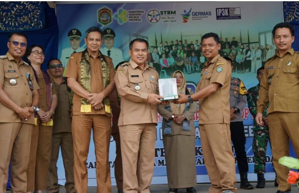 Pemkab Sekadau Serahkan Tangki Septik Berteknologi Canggih untuk Pedesaan di Nanga Mahap ...