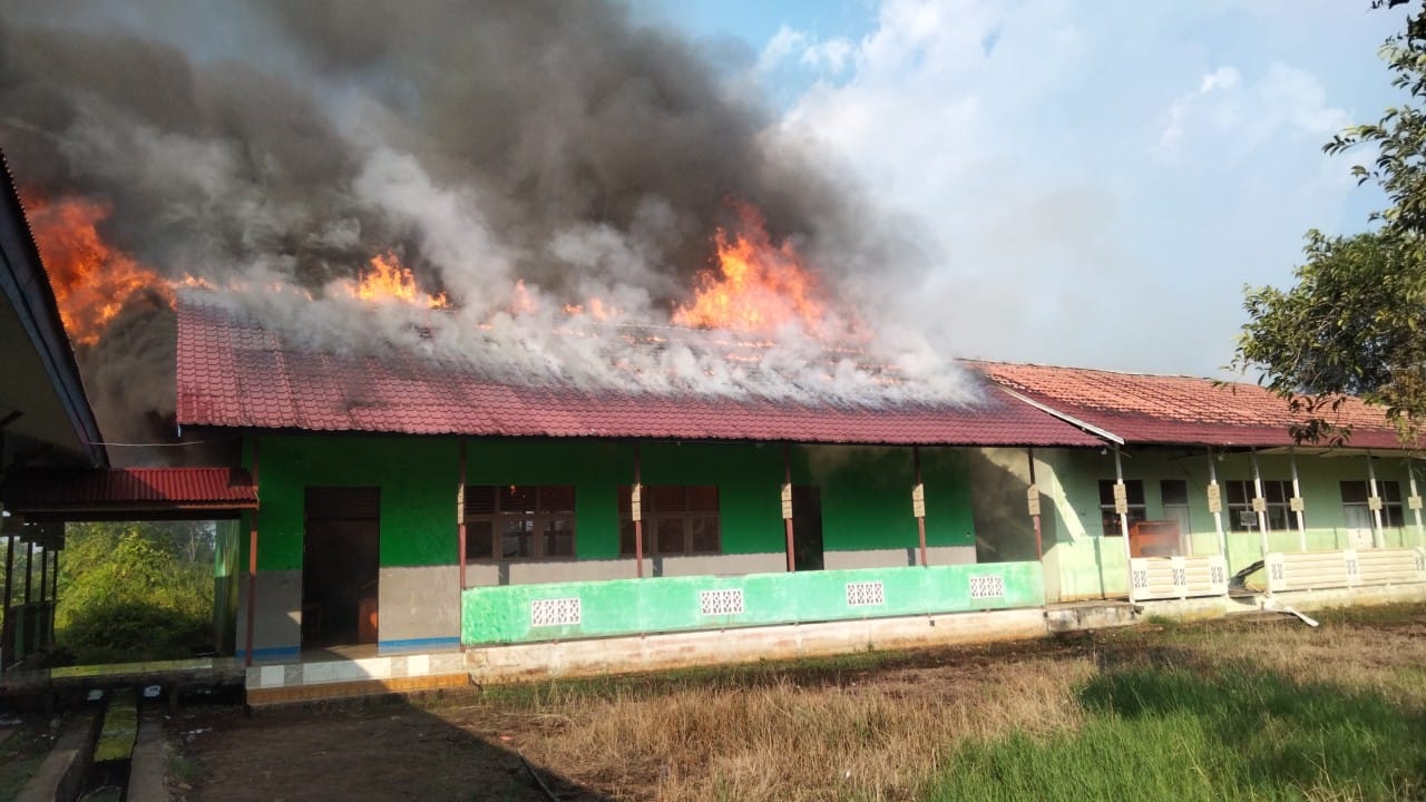 Gedung Lab dan Perpustakaan SMP Negeri 3 Sukadana Terbakar, Diduga Akibat Konsleting Listrik ...