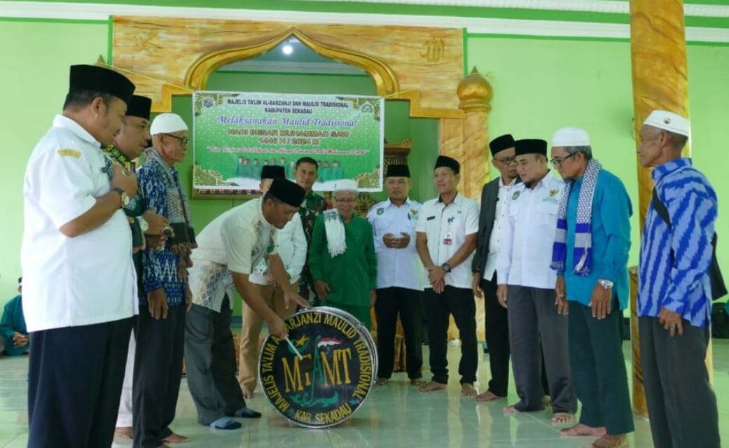 Kadis Dukcapil Sekadau Buka Kegiatan Maulid Tradisional Zona 2 di Nanga Mahap – SuaraIndo.id