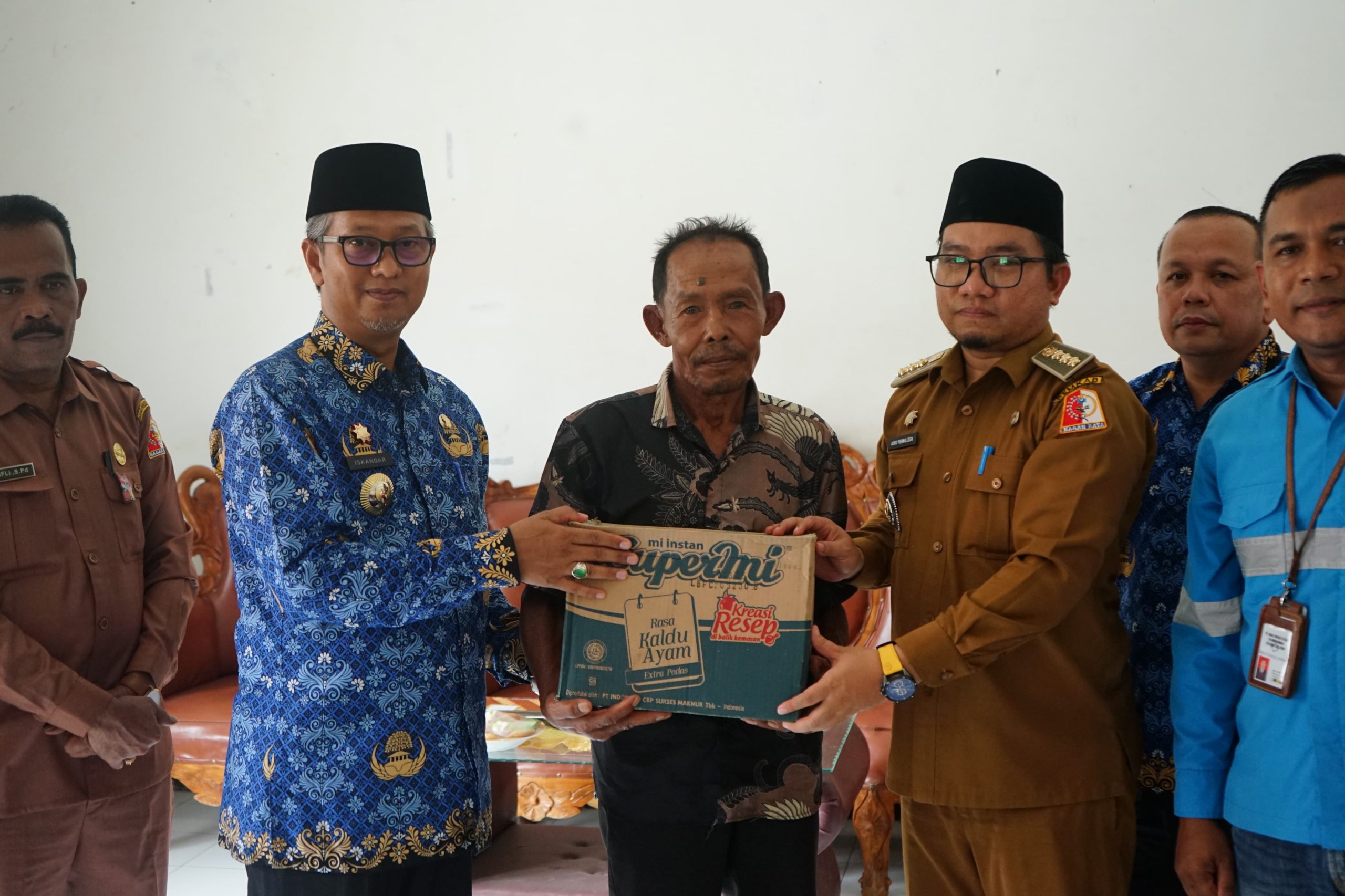 Pj Bupati Nagan Raya Serahkan Bantuan Sembako CSR PT BEL untuk Masyarakat Miskin Ekstrem ...
