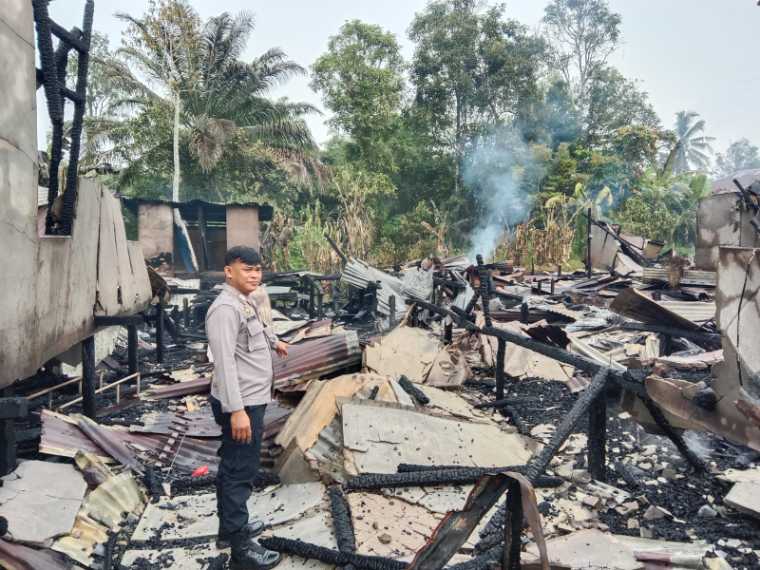 Kebakaran Diduga Korsleting Listrik Hanguskan Tiga Rumah di Sekadau – SuaraIndo.id