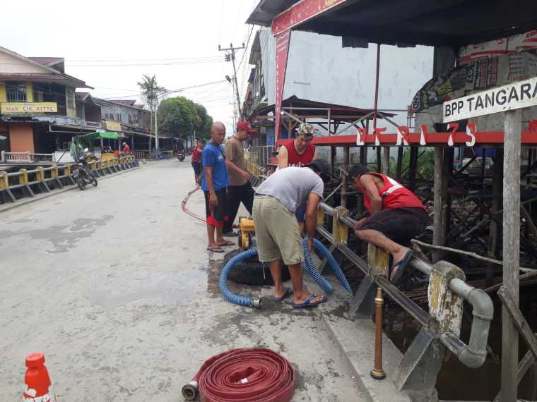 Pemerintah Kecamatan Tangaran Bersama Warga Gotong Royong Bersihkan Pasar Simpang Empat ...