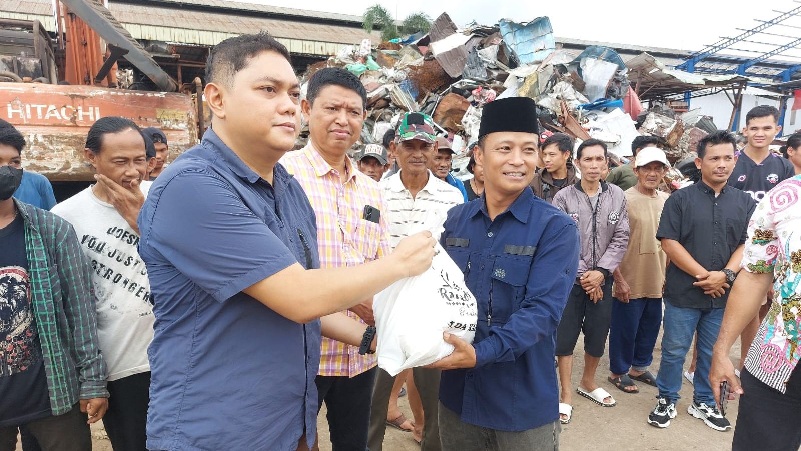 Polda Kalbar Salurkan 200 Paket Sembako untuk Buruh Bongkar Muat di Kubu Raya - Sumber ...
