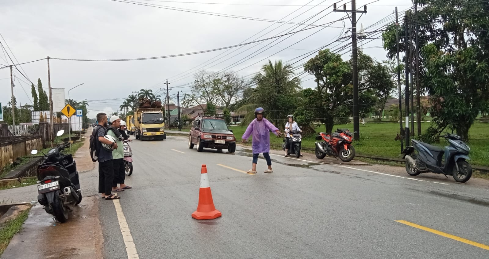 Solar Bocor di Jalan Nasional Mempawah, Puluhan Pemotor Tergelincir – SuaraIndo.id