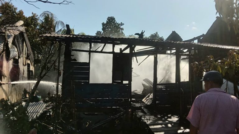 Rumah Warga di Dusun Senyawan Sambas Ludes Terbakar, Diduga Akibat ...